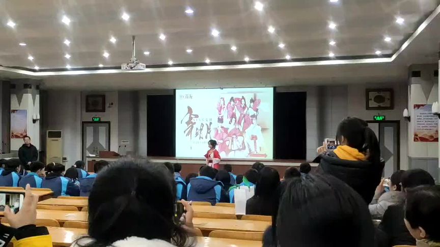 #主题班会 在主题班会,学生展示舞蹈,用以展示文化自信,赞赞赞