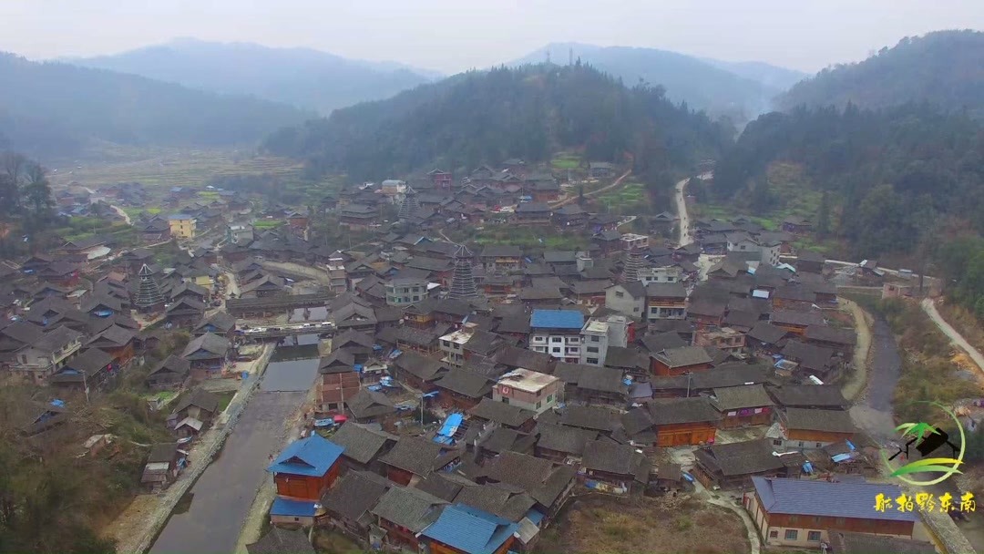 航拍贵州大山里美丽的侗族村寨,依山傍水,简直就是风水宝地