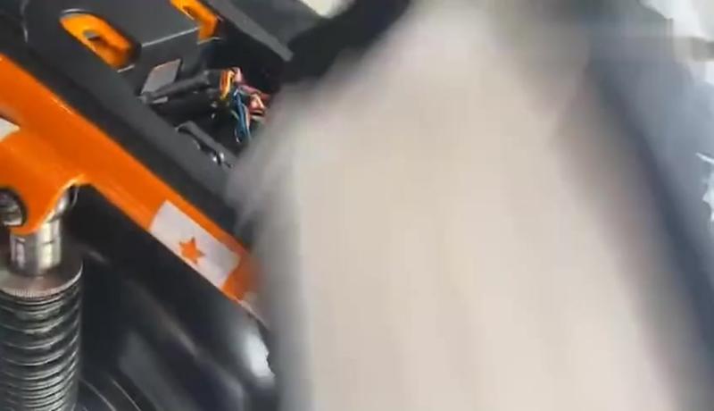 爱玛简易款后座拆卸方法