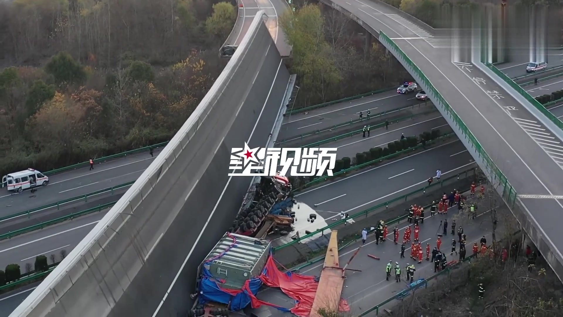 湖北高速桥梁侧翻时有190吨货车经过:超重易使独柱墩桥面侧翻