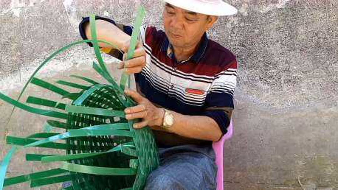 农村爸爸把丢弃的藤条编成篮子,30年前在潮汕,比LV包还受欢迎