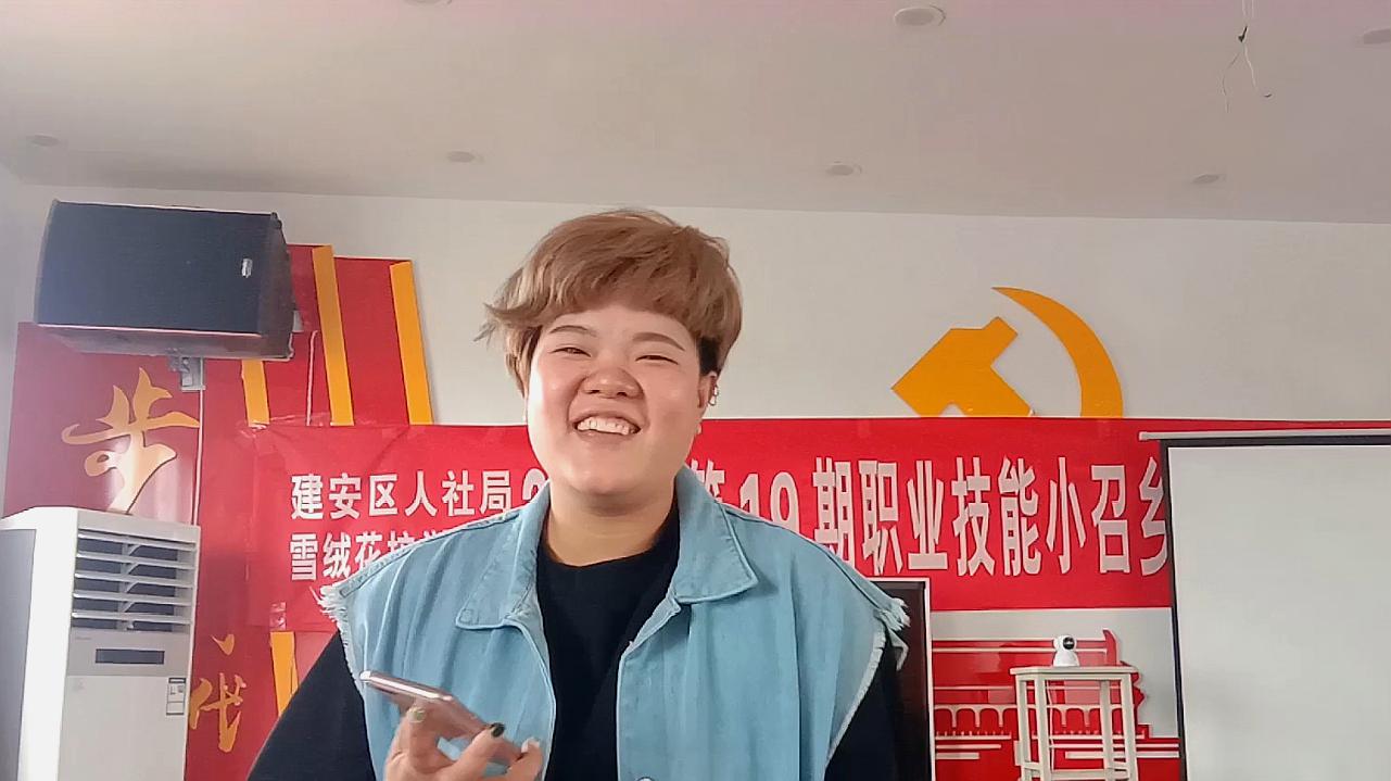 农村宝妈参加才艺表演,台下观众掌声不断,看她表演的啥节目