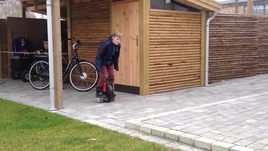 萌娃自家后院辅助轮学骑Airwheel爱尔威X3电动独轮车