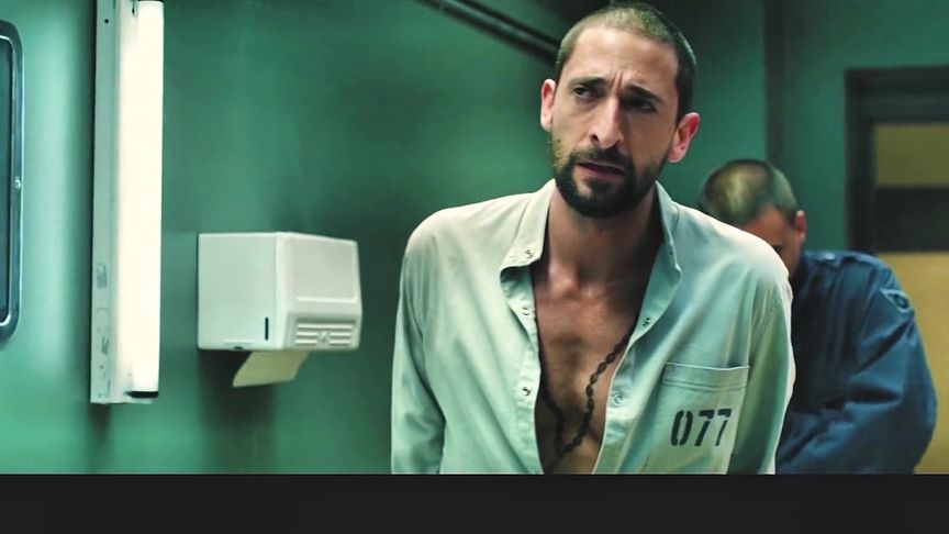 死亡实验:老大要一个囚犯,可帅哥费尽全力的拯救囚犯,被指责