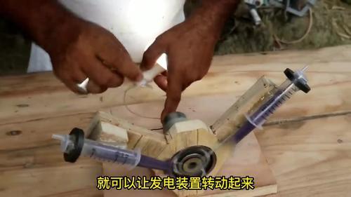 小伙用磁铁和注射器手工制作发电装置,可以点亮50瓦的灯泡,以后不用...