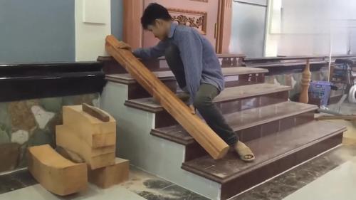 实木楼梯扶手安装过程,这种操作方法,成本应该很高吧