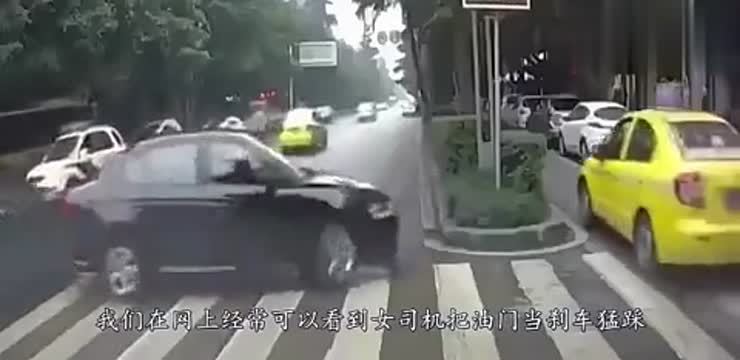 女司机嚣张逆行撞车,下车不道歉还侮辱司机,3秒后报应来袭悲剧