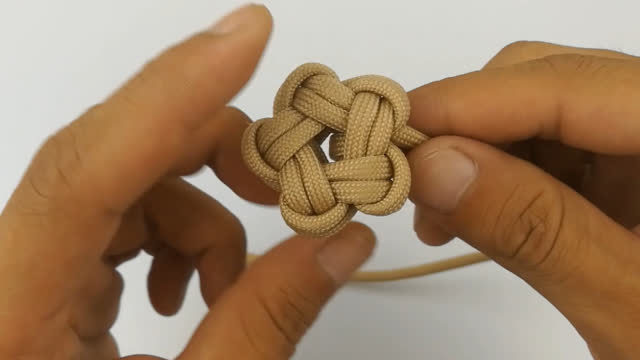 简单的五瓣小花多伞绳编织方法,成品也很漂亮