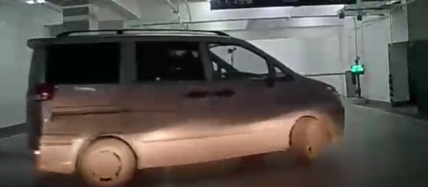 看新手司机开手动档的车是怎么出地库出口的