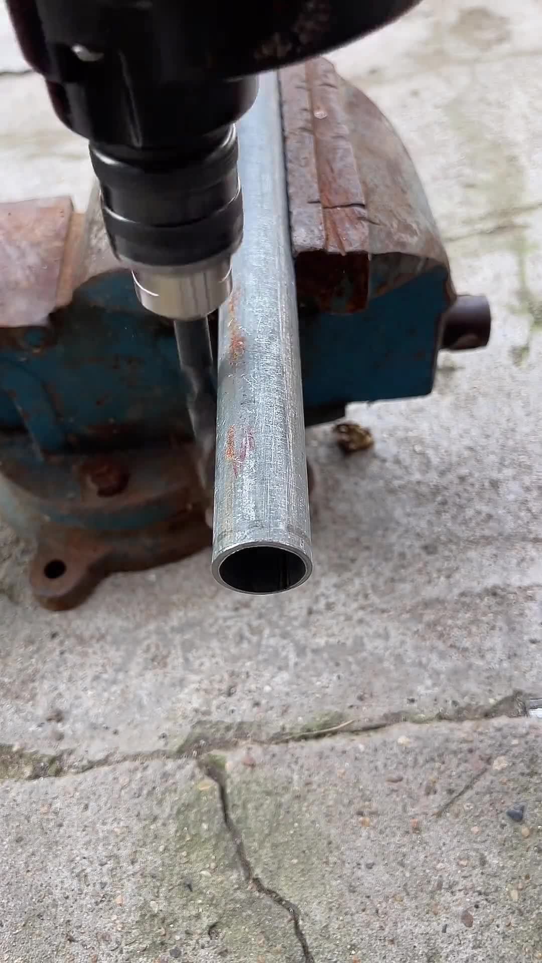 弹簧中心定位器,钻孔跑偏可以一招解决!#五金工具 #生活小妙招 中心...