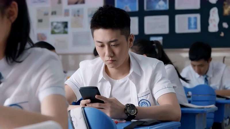 钱三一把计算器造成游戏机,同学们羡慕极了,这就是真实的学霸