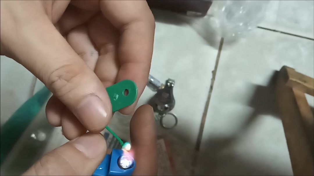 一个打火机、一枚回形针.应急式换灯管