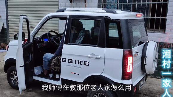 农村老人家买了辆代步电动车,外观很像路虎,大家觉得怎么样?