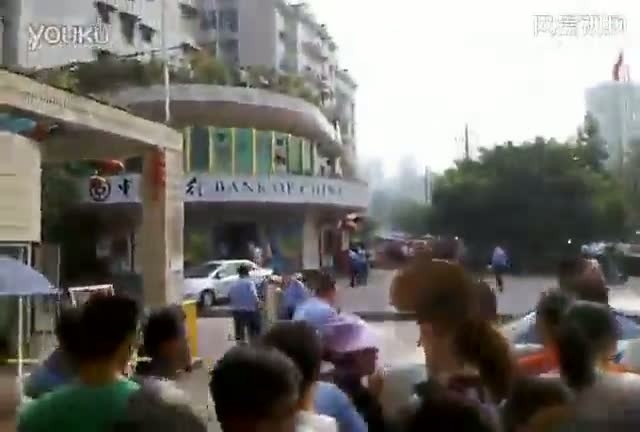 实拍:重庆凤鸣山中国银行门前发生枪击事件