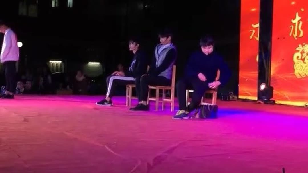 2018年元旦晚会 初中生某班搞笑小品