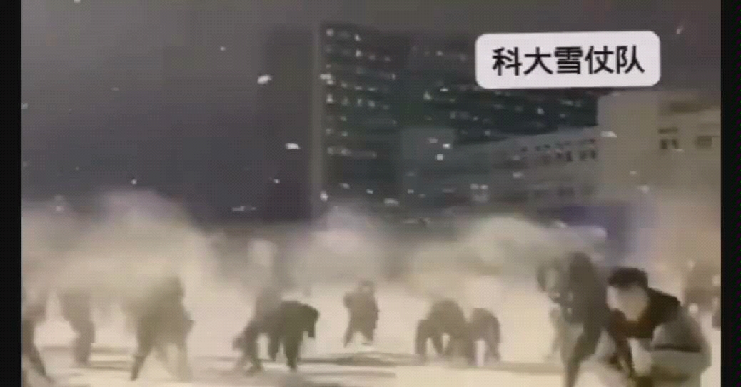 某高校学生操场斗殴 场面一度失控