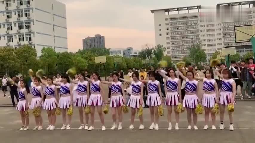 运动会上的啦啦队小姐姐,真的是太漂亮了,舞姿也特别优美