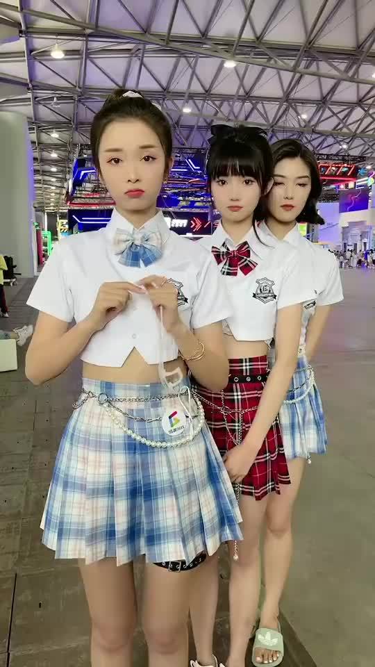 我看着你转身离去,任凭眼泪在雨中纷飞