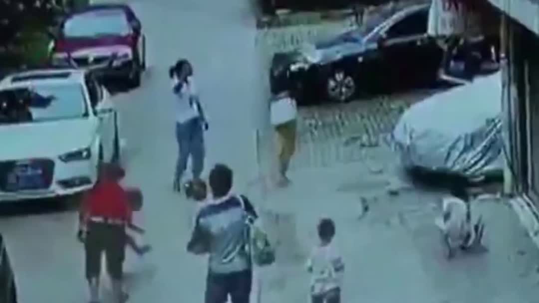 痴呆老太窗外撒5万元 几分钟后群众一捡而空