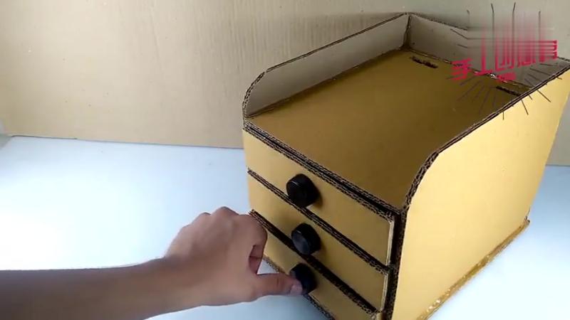 桌面杂物太多摆放太乱怎么办?教你用纸板制作一个带抽屉的收纳盒