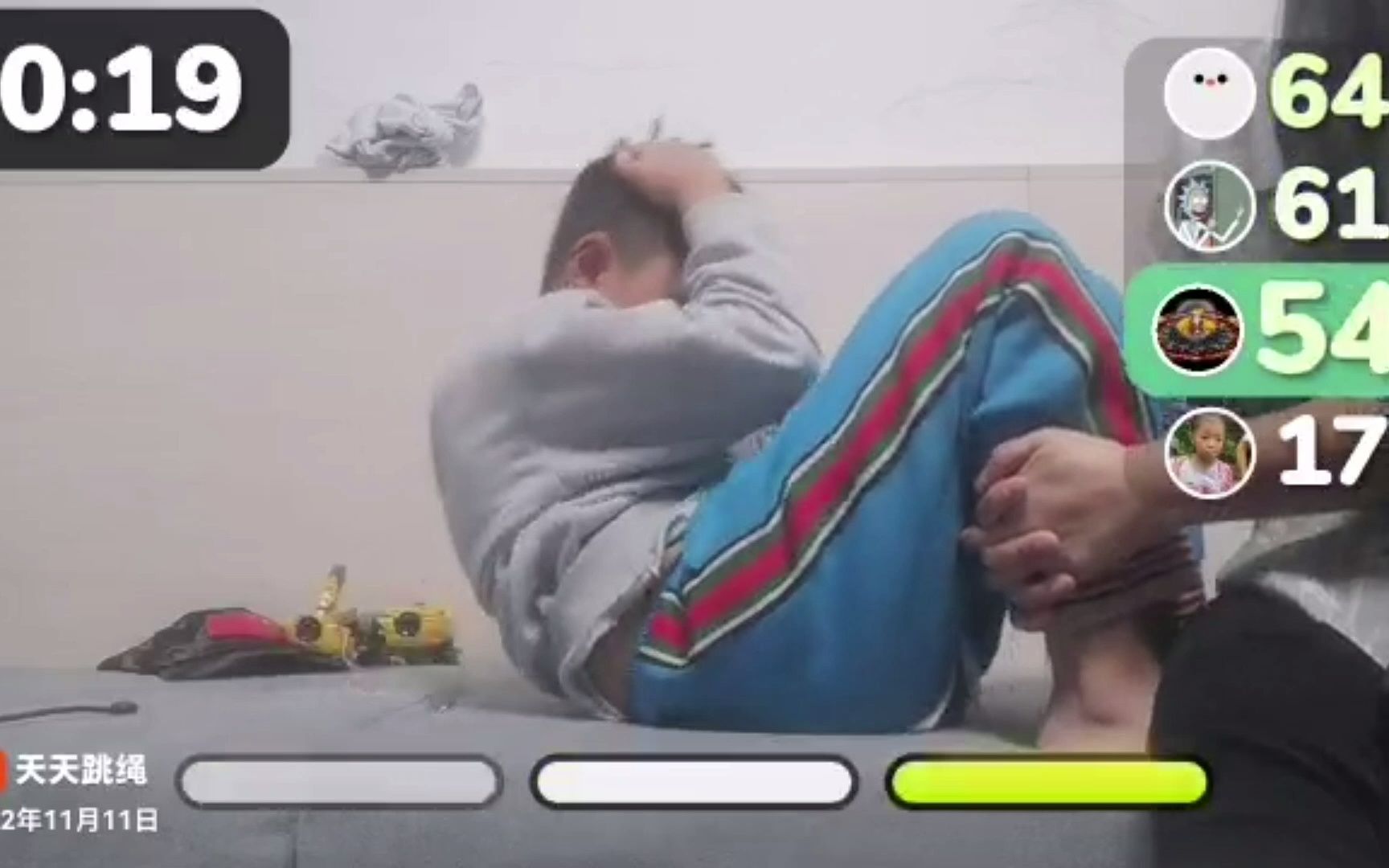 网课下的小学生都是怎么做仰卧起坐的?