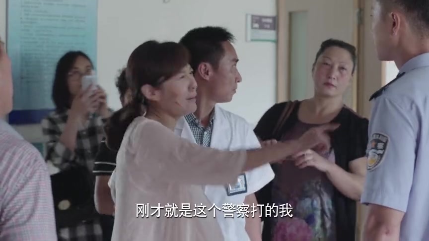 孕妇摔倒警察好心去扶,没想反被碰瓷:警察打人了!