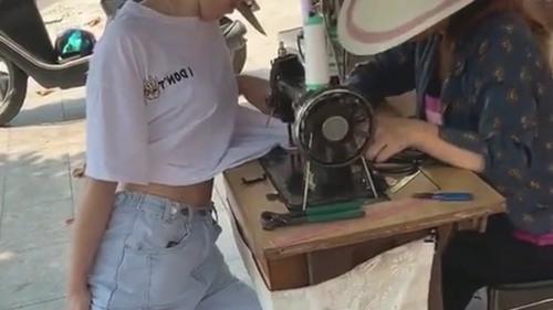 大娘真不愧是你大娘,两分钟就把破衣服彻底翻新,我不甘心地掏出五十块!