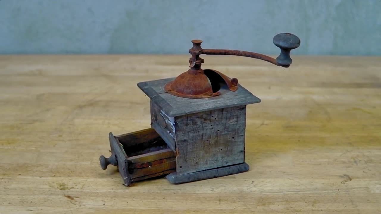 几十年前的咖啡研磨机,翻新一下还是那么好用,这样喝咖啡有灵魂