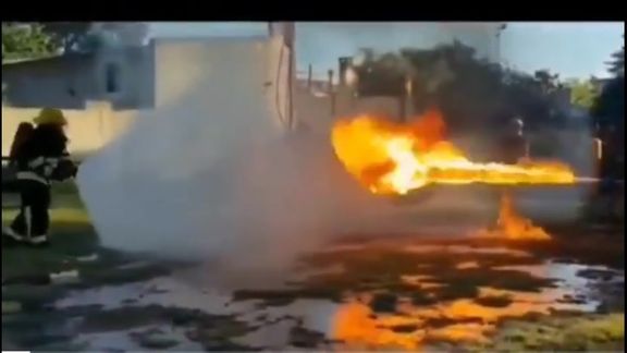 国外消防队研发最新灭火枪,像水盾一样,顶着火苗前进!