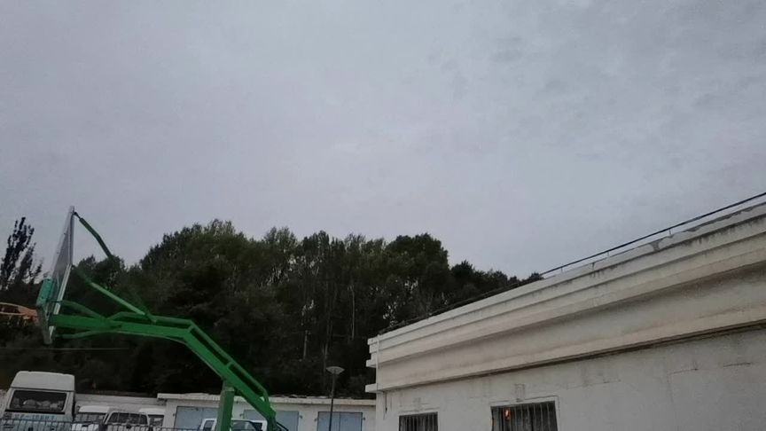 下班关门的时候,抬头看到远处摇曳的树枝,感受到滴滴答答的雨水