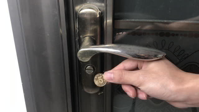 门被反锁了不用找开锁师傅,只需一枚硬币,1秒快速打开,都学学