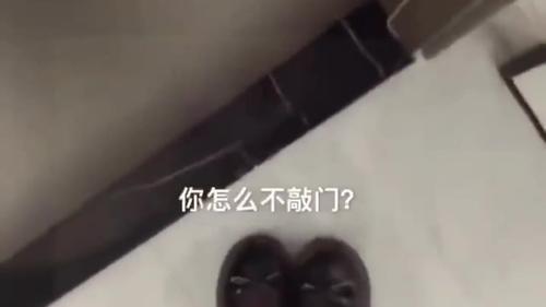 进门要礼貌,敲门再进,要不然就会惊讶
