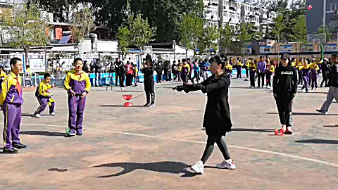 中国非物质文化遗产,精彩的抖空竹表演教学,孩子们学得很认真