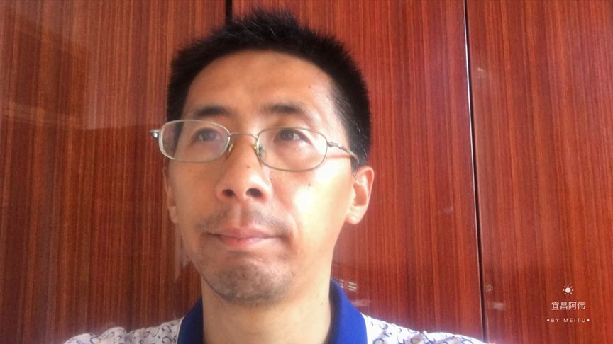 80后老爸在小学进行消毒,消毒面积5千平方,学生安全很重要