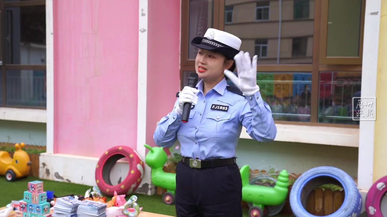 【交警携手消防为萌娃撑起"安全伞"】5月31日,在"六一"儿童节来临...