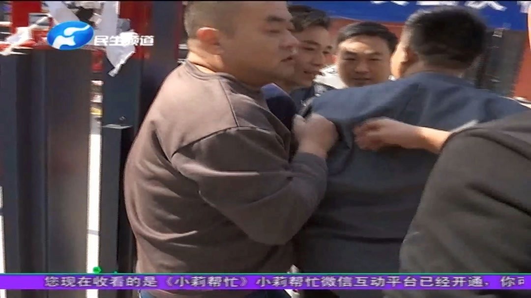 公摊大厅被私改成住宅,上门物业讨说法,面对镜头就要动手?