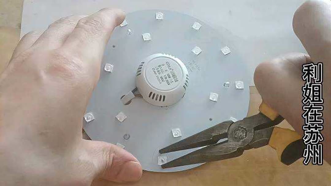 家里的LED灯坏了,千万别扔,电工教你简单修一下,又可以用几年