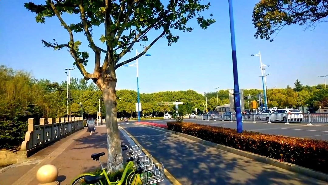 这就是有轨电车啊?也是两头尖尖的了