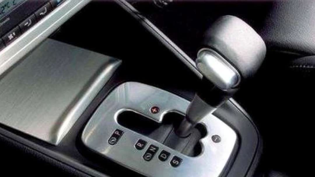 开自动挡车如何正确起步和停车,老司机演示给你看,新手多学学