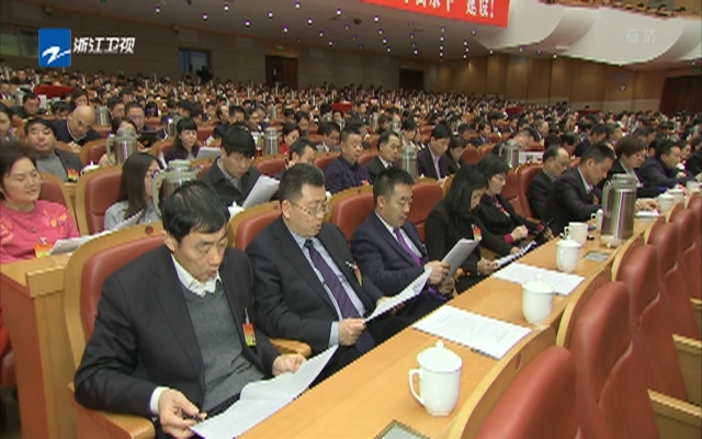 省十三届人大一次会议举行第二次全体会议