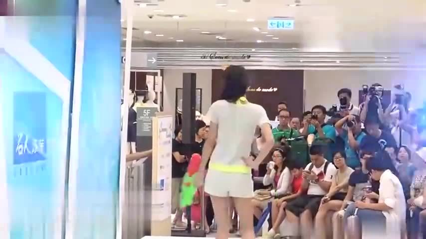 模特泳装走秀,优雅的步伐,美丽大方