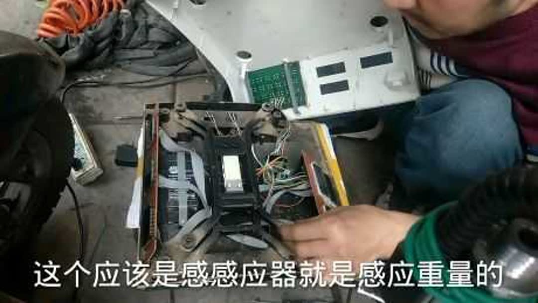 电子秤坏了千万别扔,只需要换一个零件就能修好,看了视频你都会