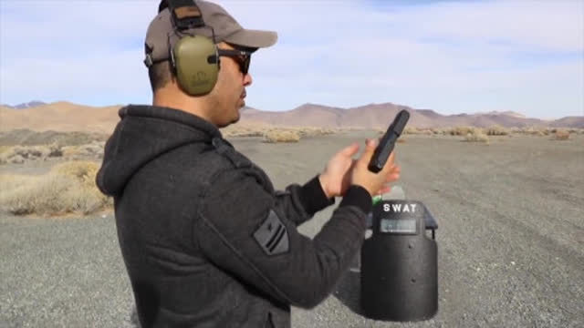 盾牌的防弹效果如何?老外测试,手枪这威力看来是差了点!