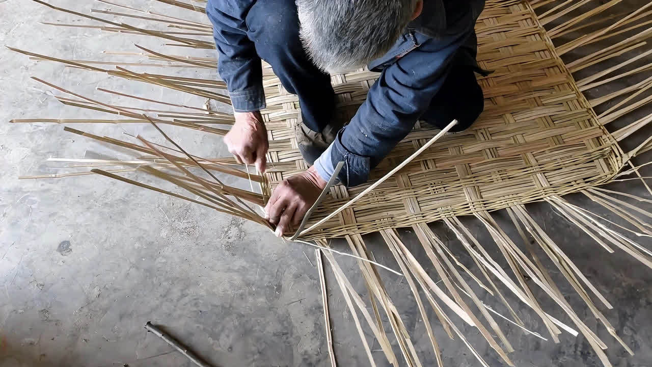 农村大叔自学篾匠手艺,能做简单的簸箕撮箕,自给自足的生活挺好