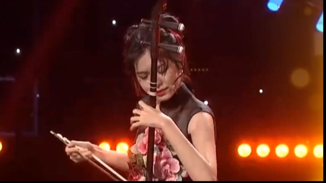 老外听中国乐器,老外被15岁少女用二胡震撼,直呼国宝级演奏家