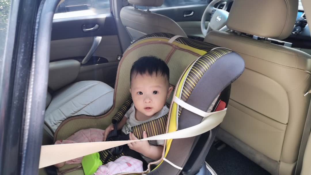 女儿真是省心,自己坐着安全座椅和打预防针都没哭,爸爸为你骄傲