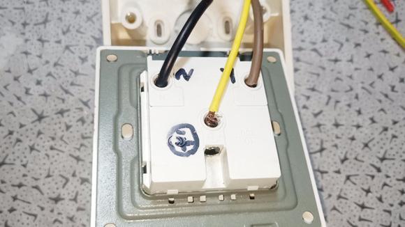 电工知识:家用电线不规范,火线容易区分,零线跟地线如何区分?