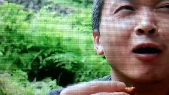 三岁小孩用酒换叔叔烤鸡,不妙,叔叔喝了一口吐出来了,是尿。