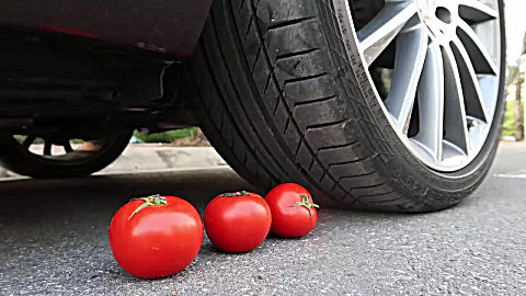 趣味实验:牛人驾驶小汽车碾压可乐与绿巨人玩具,请勿轻易模仿!