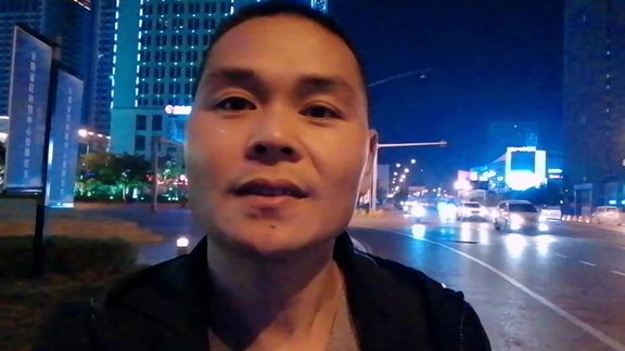 晚上小伙接到一个电话去开门,客户需要就是服务宗旨